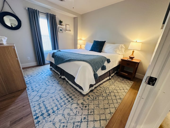 1st Floor, 2 Bd/1 Ba W/ King, Close To Downtown - Elkins, WV