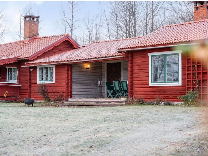 Mysig Stuga Med Stor Tomt Vid Sjö Och Skog - Leksand
