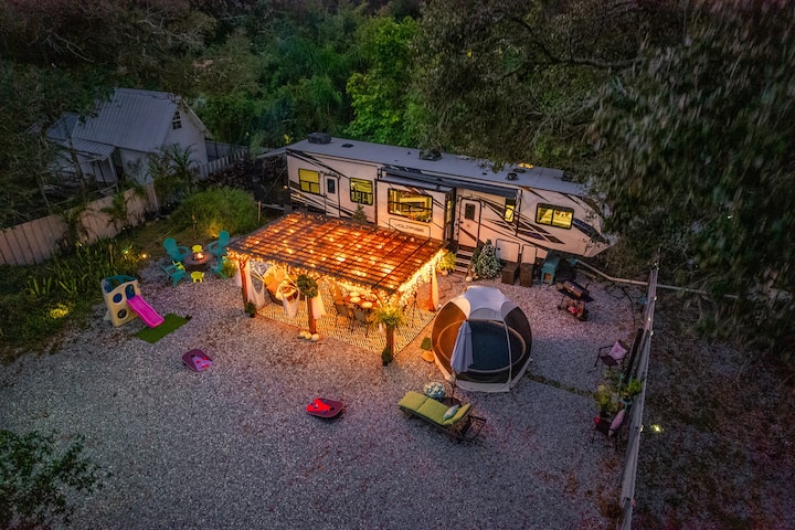 Cozy Retreat Wi-fi & Hot Tub - Perfect Camp Escape - Tampa, FL