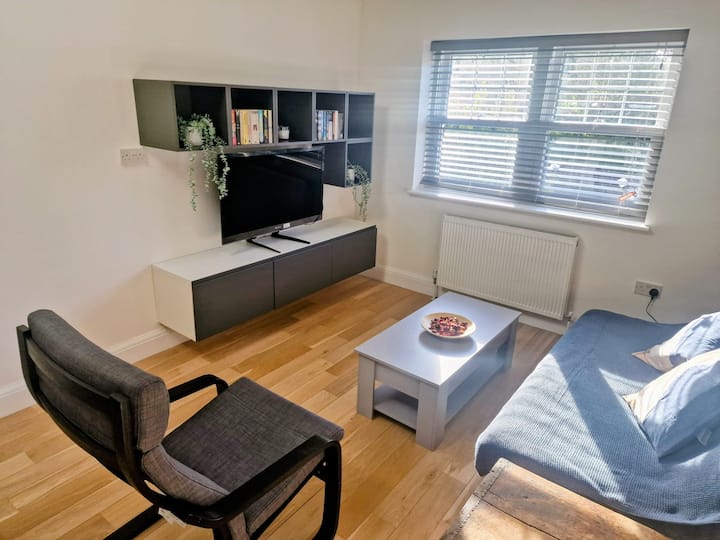 Bright 2-bed Flat With Free Parking Near Whetstone - Barnet
