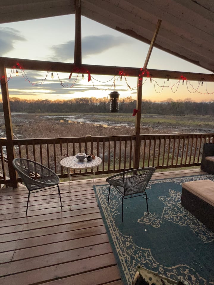 Waterfront Deck Retreat | Sunrise & Peaceful Views - CoCo Key Water Resort, Mt Laurel Township