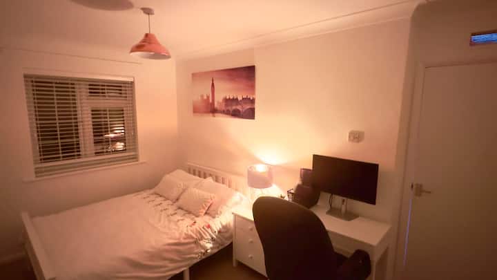 Spacious Double Bed In Woking - Woking