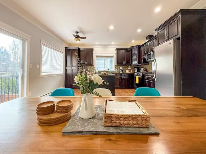 Bright Modern Luxurious Home By Thetis Lake 4br2bt - Victoria