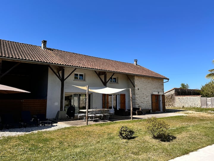 Ferme Moderne Avec De Grands Espaces Extérieurs - Charente