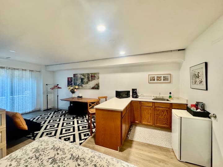 Guest Room With Private Bathroom. - West Vancouver