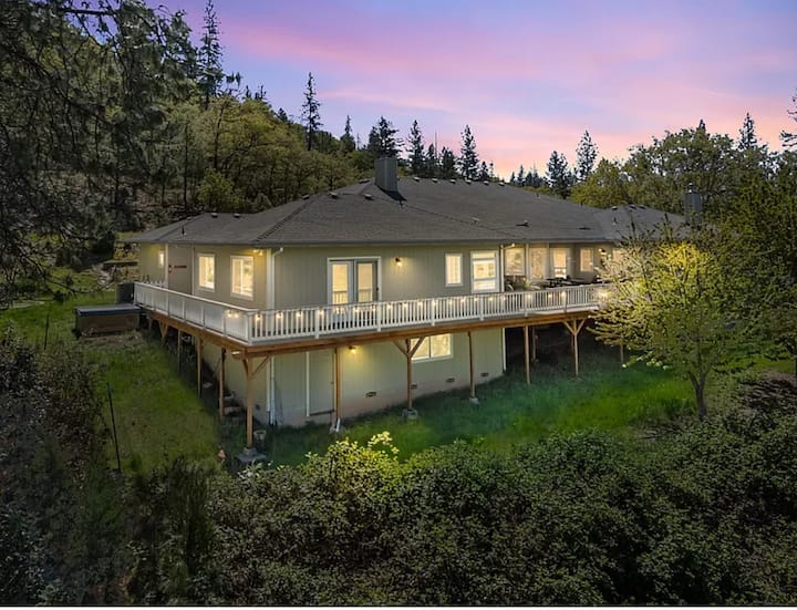 Luxury Mountain Getaway With Million Dollar View - Grants Pass, OR