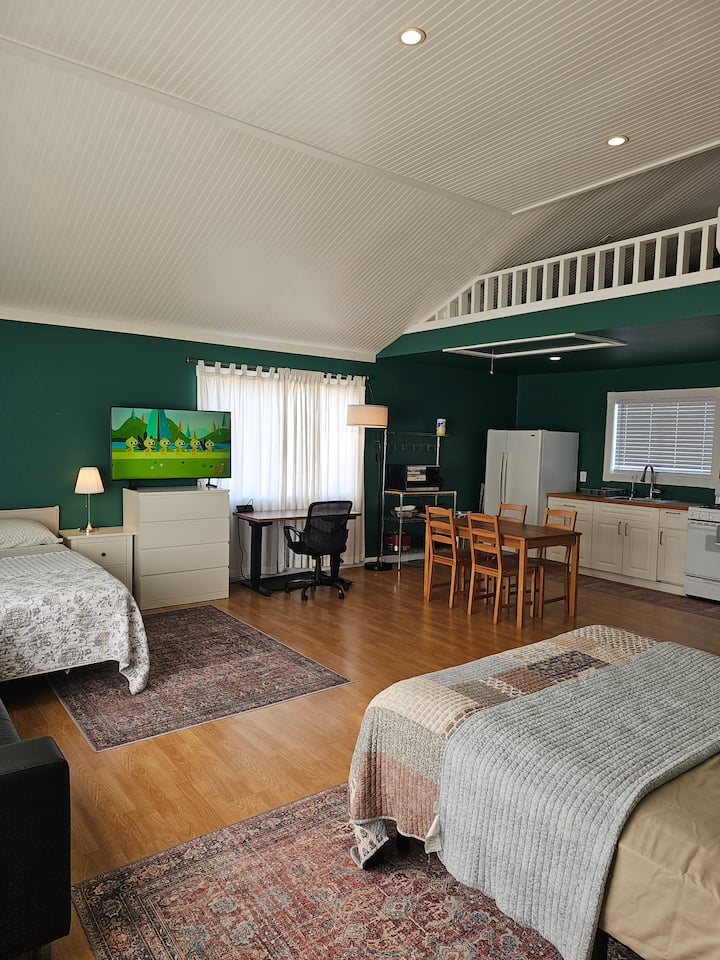 Spacious Upstairs Studio With Private Entrance - Redwood City, CA