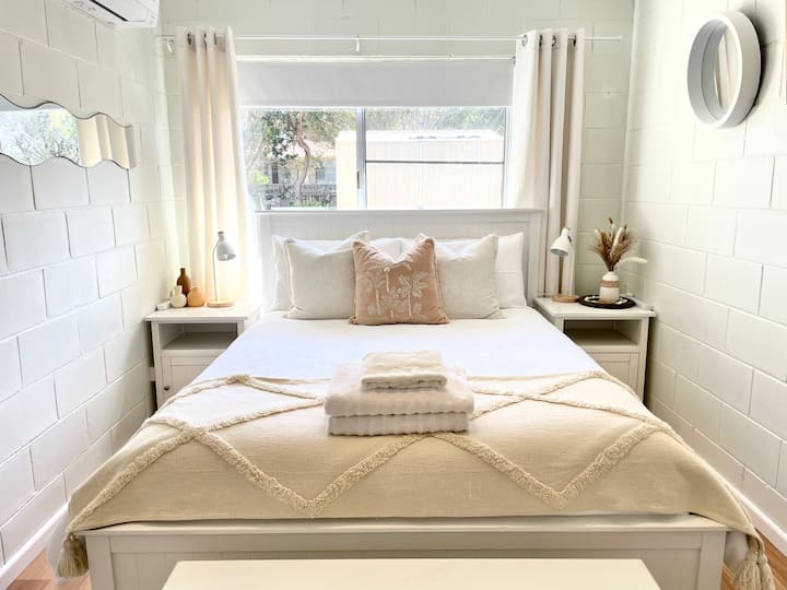 Family Beach Stay With Ocean Glimpses - 2 Min Walk - Brooms Head