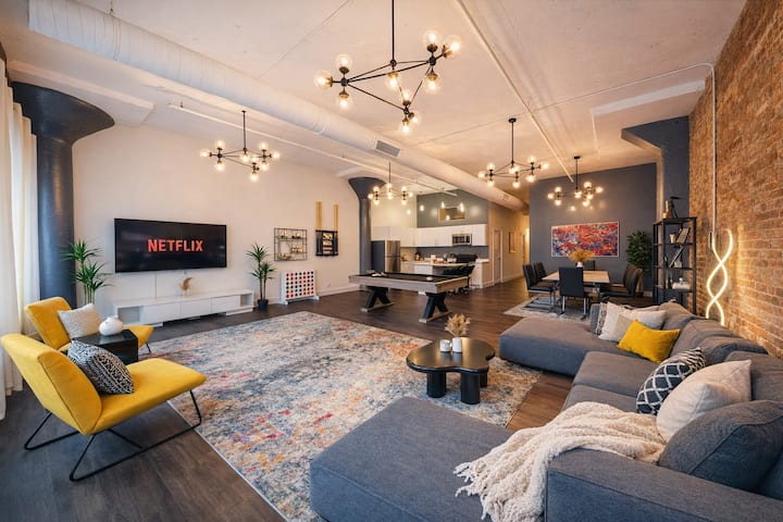 Spacious Luxury 6br Suite W/ Jacuzzi & Pool Table - Chicago