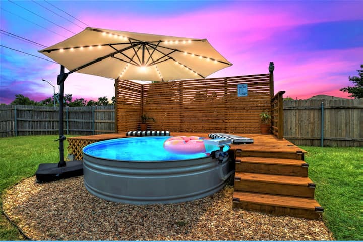 Near Kalahari  Large Patio King Bed Cowboy Pool - Pflugerville, TX