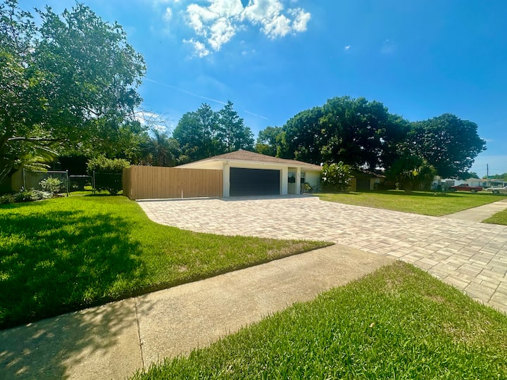 3/2 Coastal Pool Home ~ 8 Mins To Port / Beaches! - Cocoa, FL