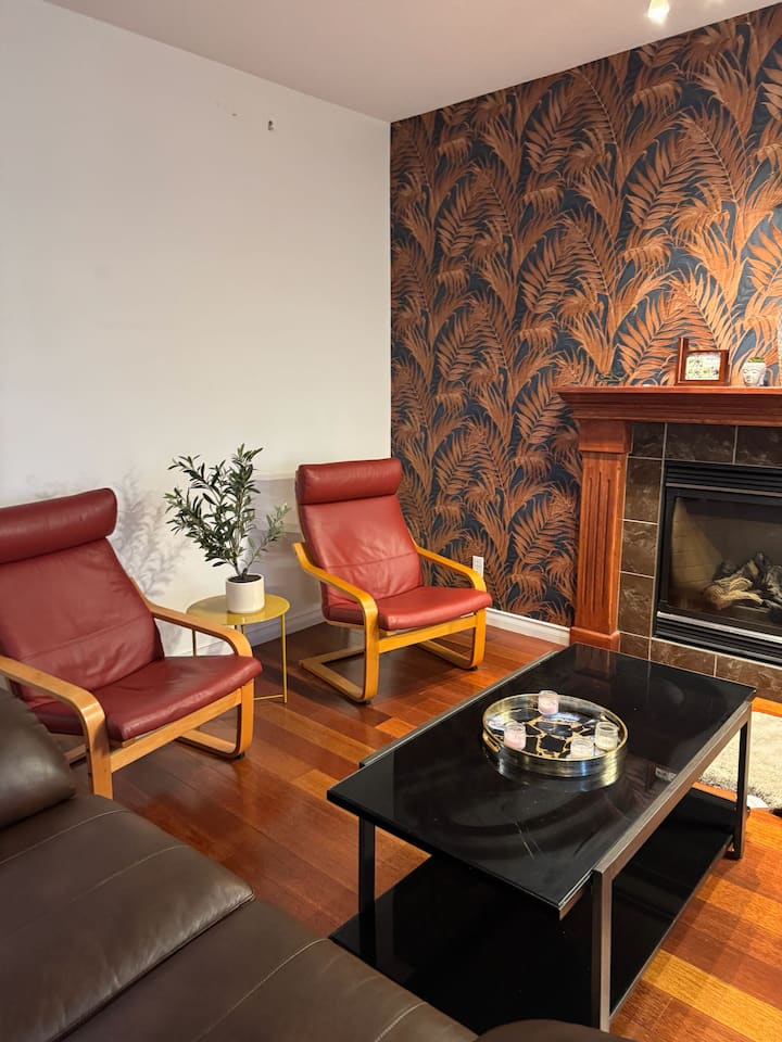 Cozy 3 Bedroom House + Family Room+living Room - Calgary