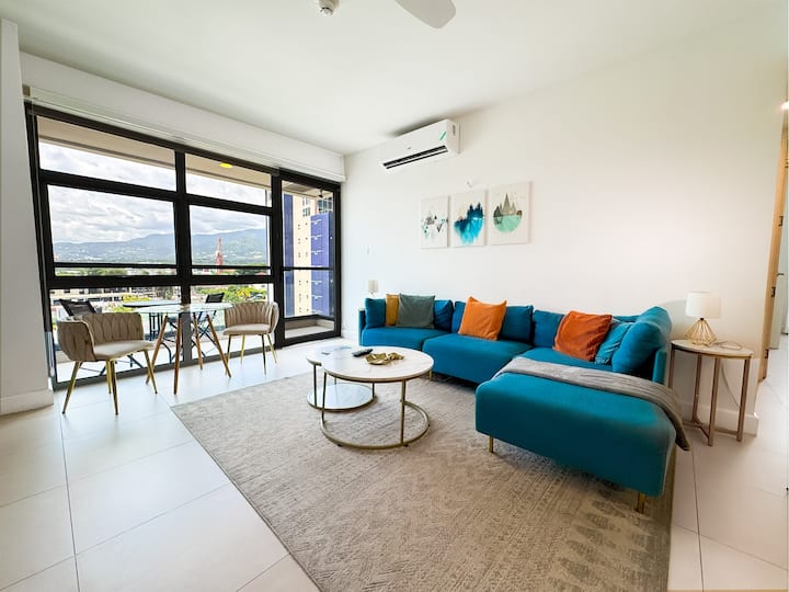 Luxury 6th Floor Apt With King Bed & Pool - Kingston