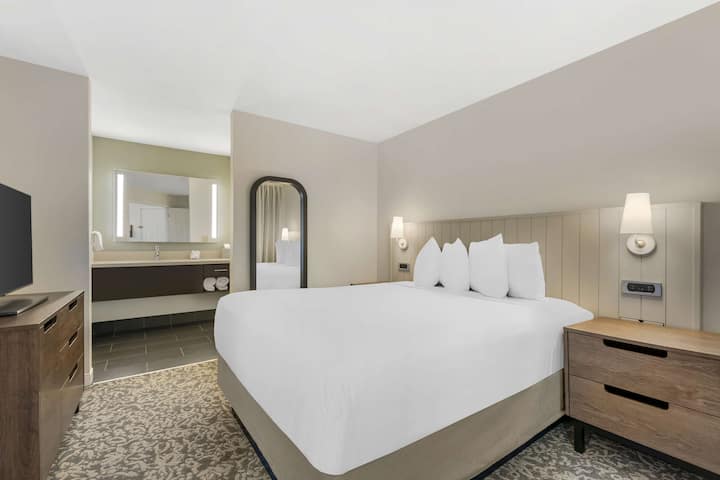 Family Hotel W/ Free Buffet Breakfast & Kitchen! - Reston, VA