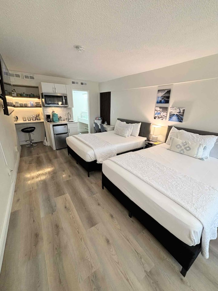 Renovated Oceanfront- Beach+pool View &Beach Esstl - Daytona Beach Shores, FL