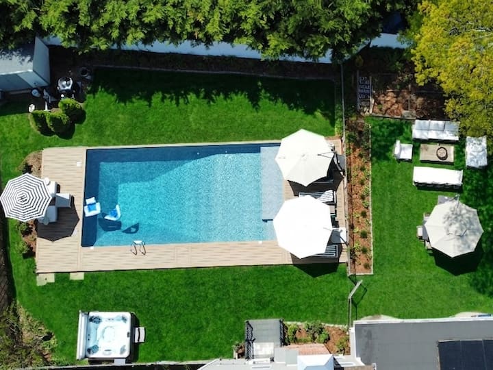 Chic Retreat: Hot Tub, Heated Pool, Sunroom - Medford, NY