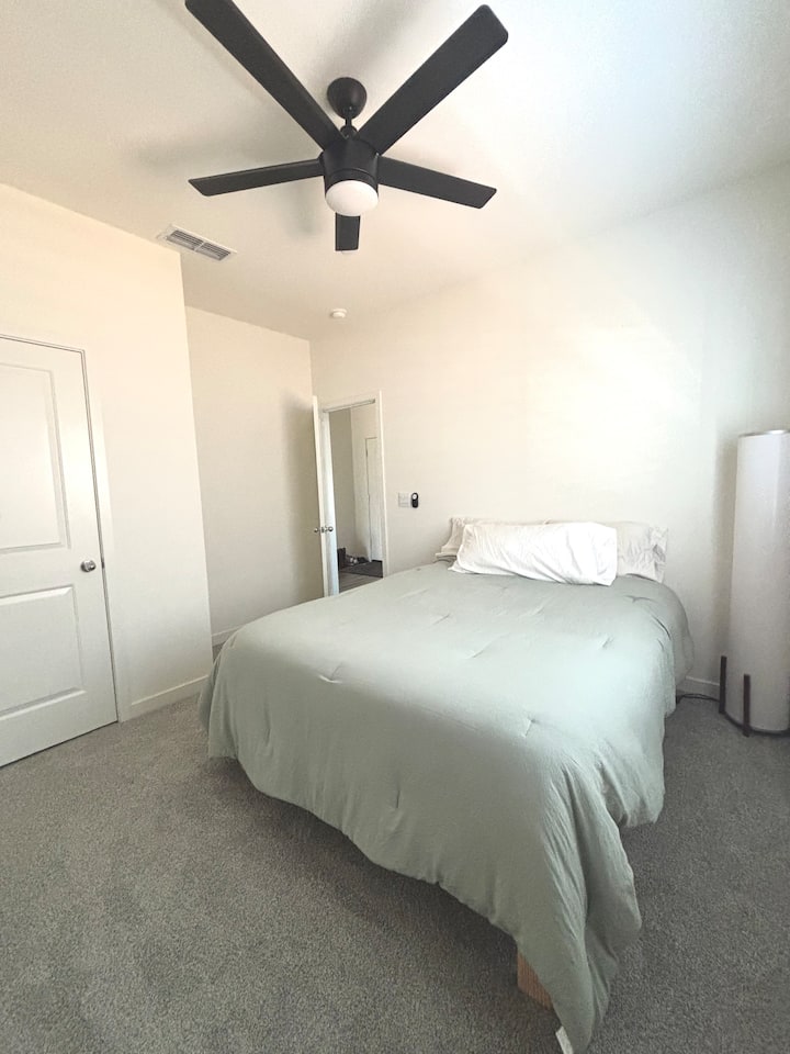 Quiet Room Close To Adventure! - Redding, CA