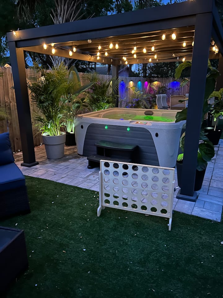 The Botanical Bungalow | Hot Tub Near Riverwalk - Tampa, FL