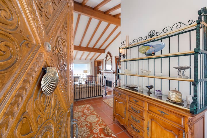 H322: Stunning Villa, Ac, 2 Steps - South Beach, Avalon
