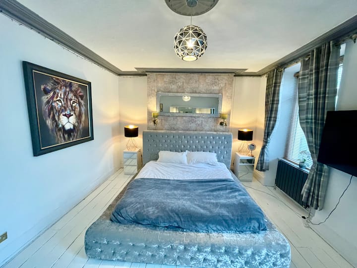 Large And Luxurious Room In Central Location - Isle of Man