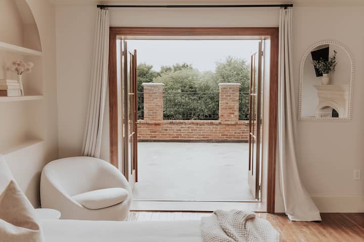 Downtown Suite With Outdoor Terrace - Culpeper, VA