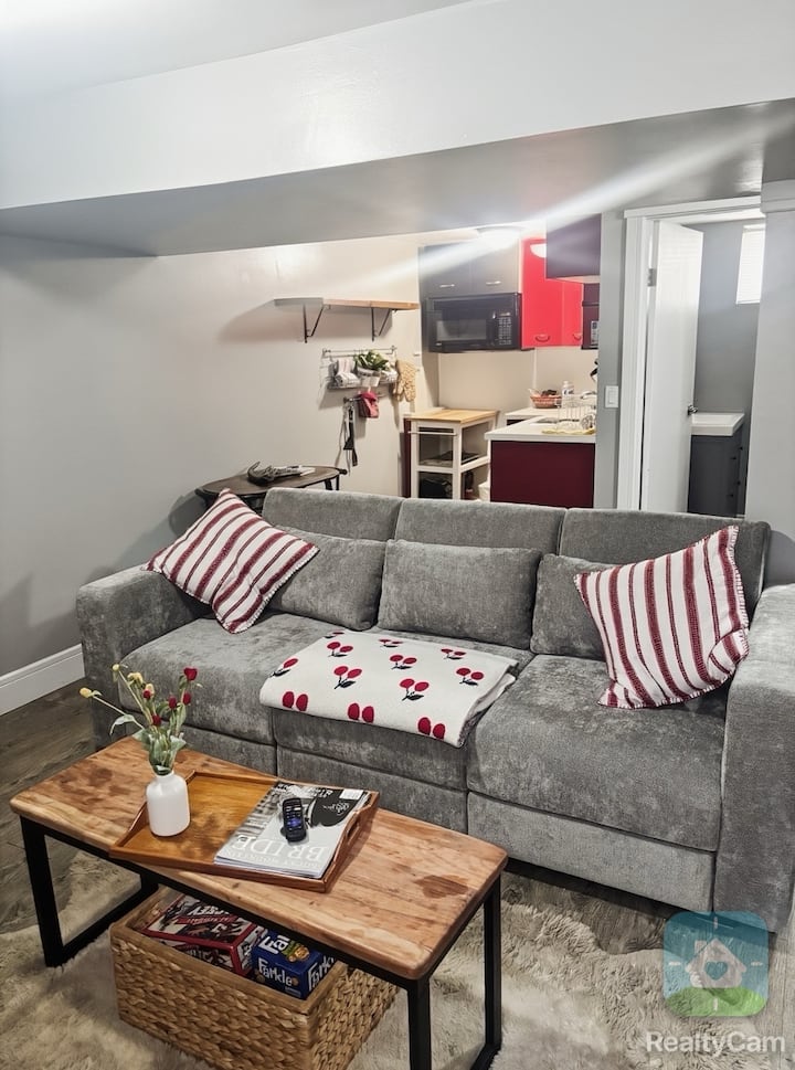 Private Downtown Suite & Patio - Jasper