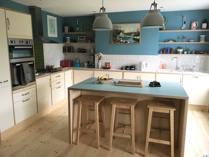 Bright, Arty House In Falmouth - Porthtowan