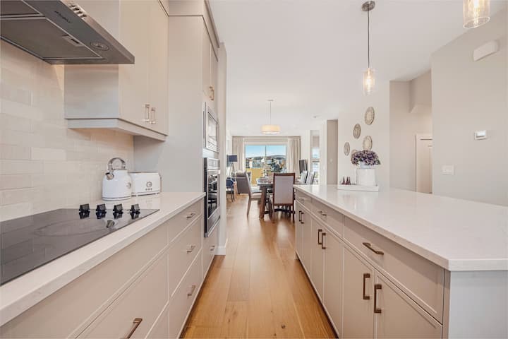 Pond View ·Lux Home ·Central Ac· Garage· Banff 1hr - Calgary