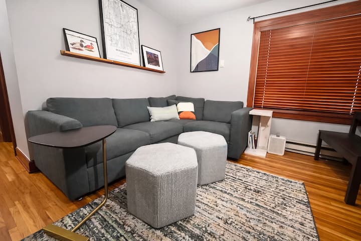 Walk-everywhere Uptown Condo (2 Bd) - Minneapolis, MN