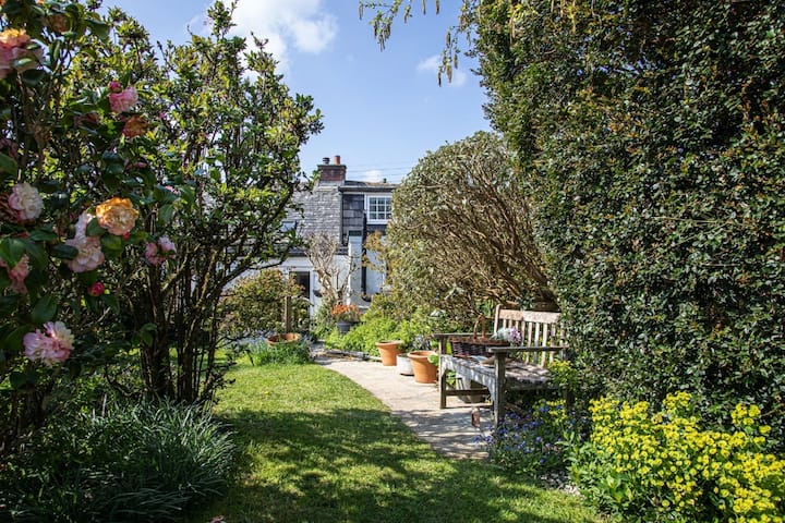 The Old Post Office, Nr Wadebridge & Woodland Walk - Polzeath Beach