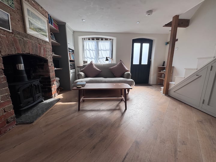 Modern Twist 1800 Cottage - Warminster