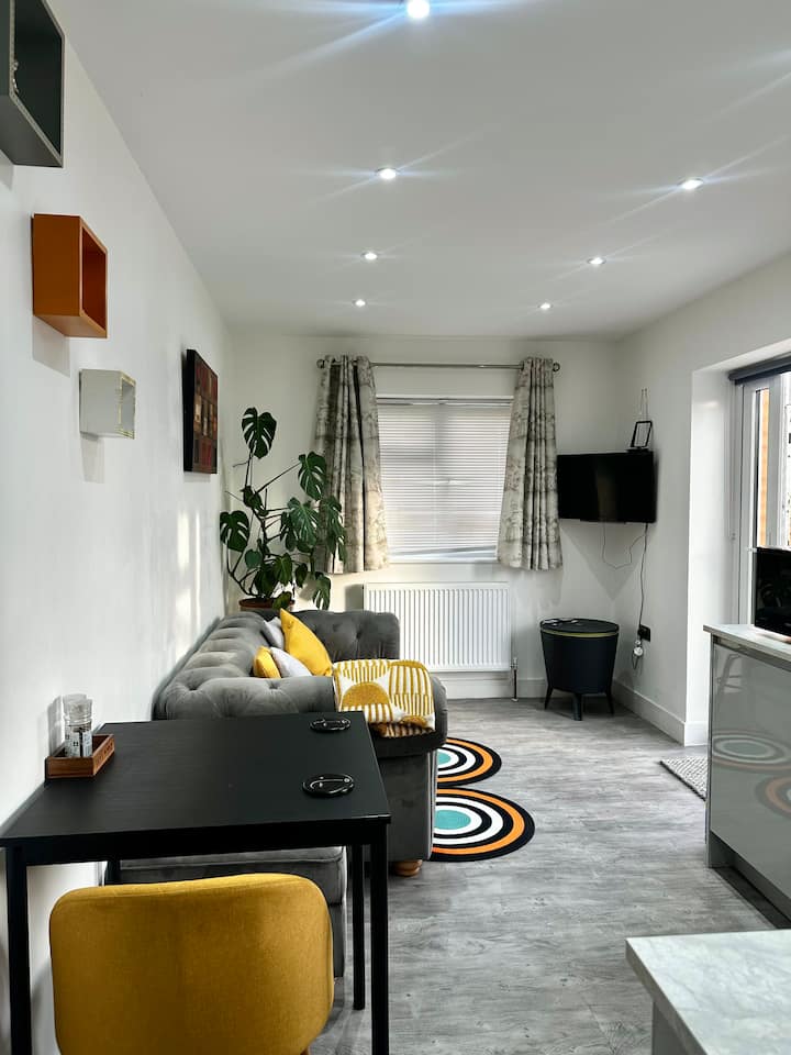 Modern 1 Bed Self Contained Annex - Reading