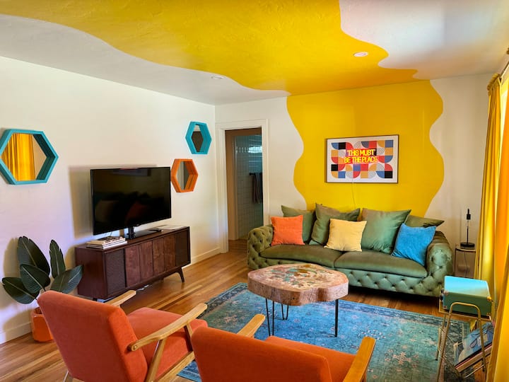 Retro Home W/ Theatre Room Minutes To Downtown - Grants Pass, OR