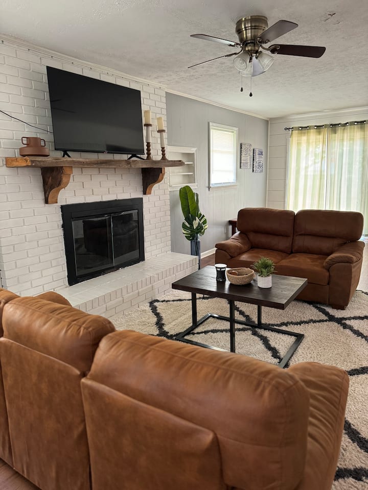 Luna's Lakepoint House - Cartersville, GA