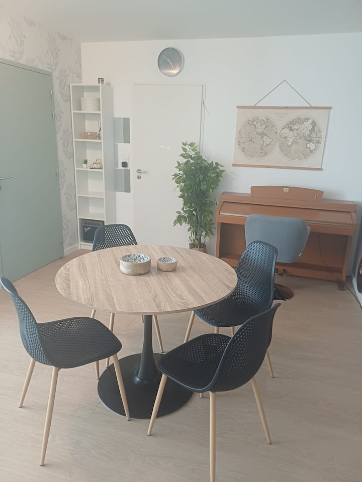 Jolie Dépendance Dans Les Vignes - Margaux