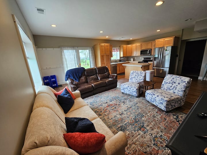 Blue Skies & Mountain Views W/ Hot Tub - 3bdrm - Harrisonburg, VA