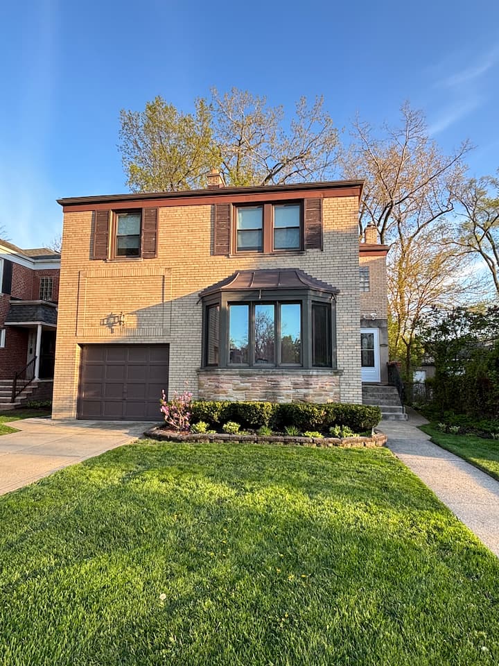 House In Chicago - Chicago, IL