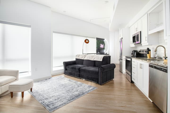 Vibrant Skyline Getaway-photo Booth/content Room. - Nashville, TN