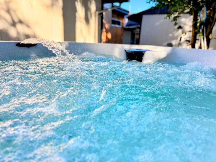 *2025 Hot Tub* Renovated Spacious Oasis W King Bed - Tacoma, WA