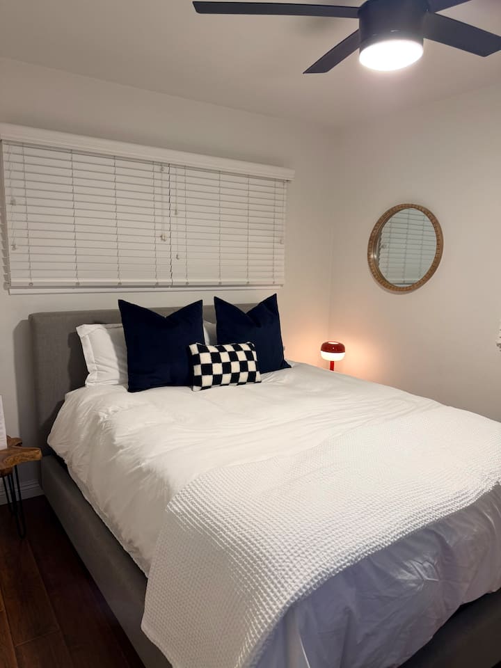 Cozy Bedroom For 1 Guest - Los Angeles, CA