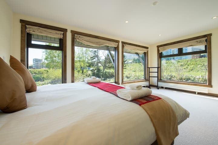 Tsuru 5 Bedroom House - Niseko