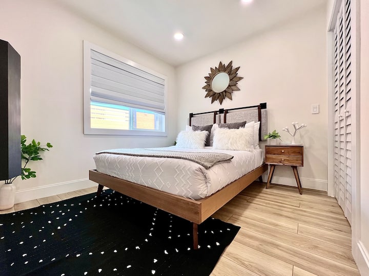 Sofi Bungalow -  Full Kitchen • W/d • Ev Parking - Los Angeles, CA