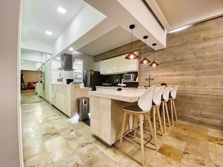 Cruza La Calle Para Wtc Y Pepsi Center - Mexico City