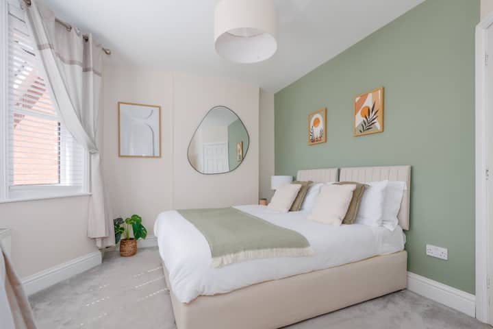 Close To Shops, Restaurants & The Beach Sleeps 8 - 본머스