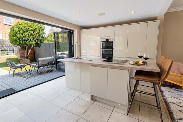 Close To Shops, Restaurants & The Beach Sleeps 8 - Sandbanks