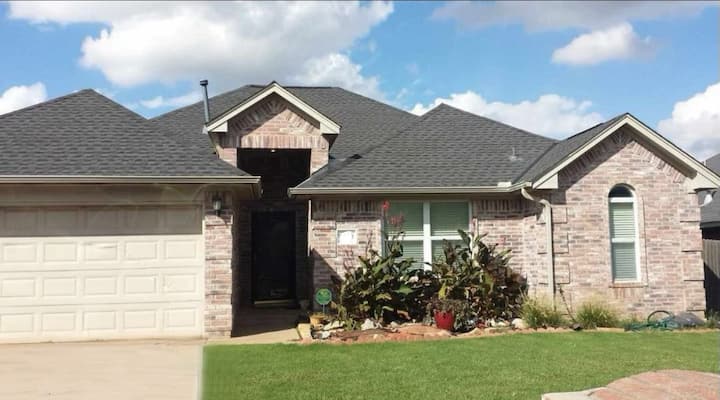 Cozy Home Near Downtown Edmond - Edmond, OK