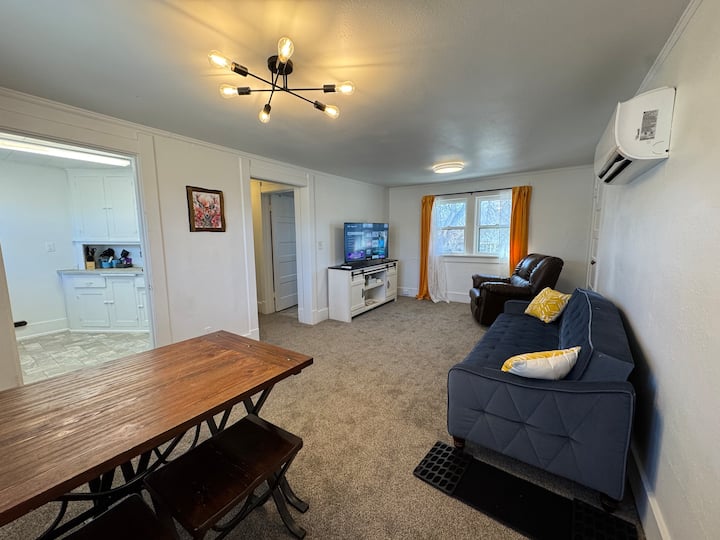 Budget-friendly 2bed | Downtown | Private Entry - Casper, WY