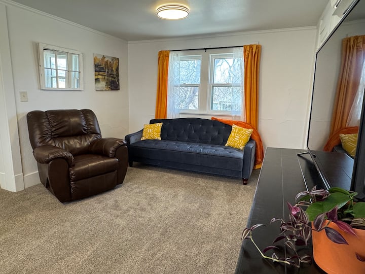 Budget-friendly 2bed | Downtown | Private Entry - Evansville, WY