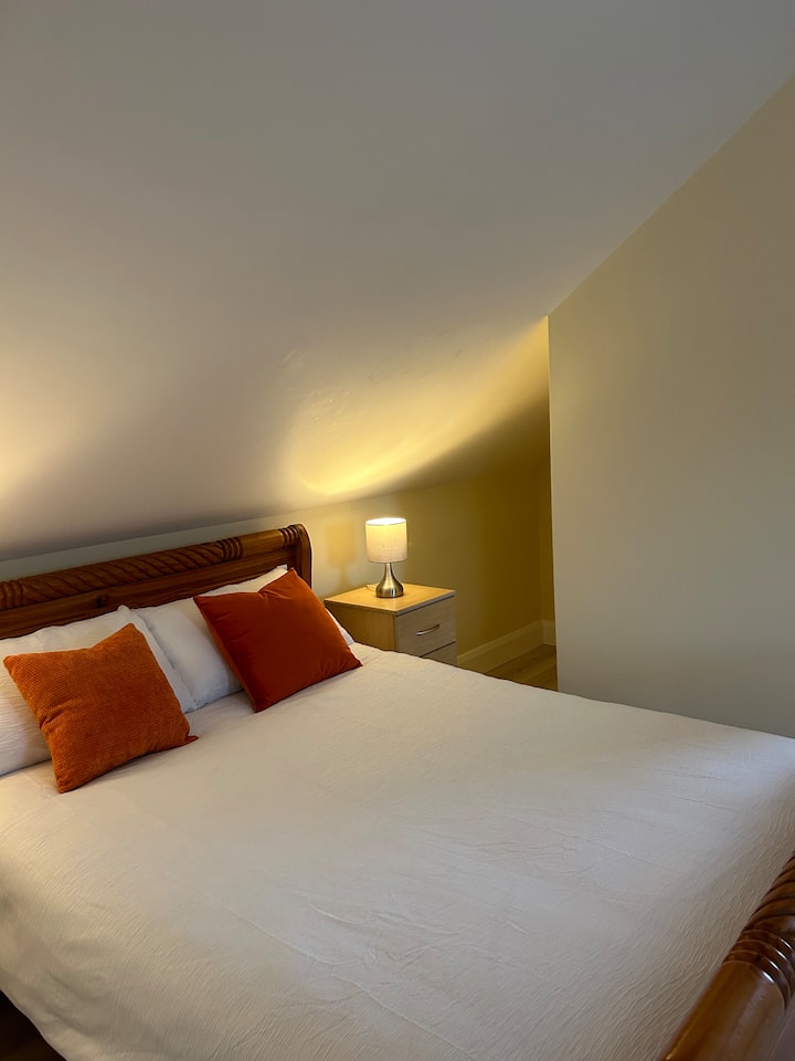 2 Bedroom Mountain View Loft Area - Top Floor - Clifden