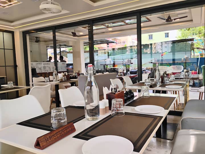 Whole G+4 Building With 9 Luxury Room At Axis Mall - Kolkata